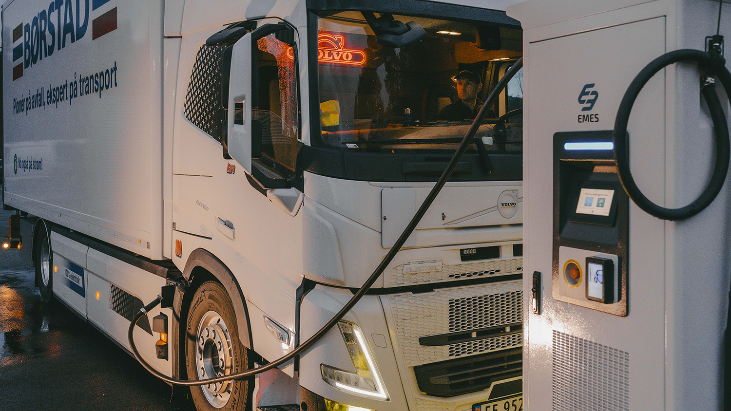 Nye ladestasjoner for tunge kjøretøy - Elmagasinet.no